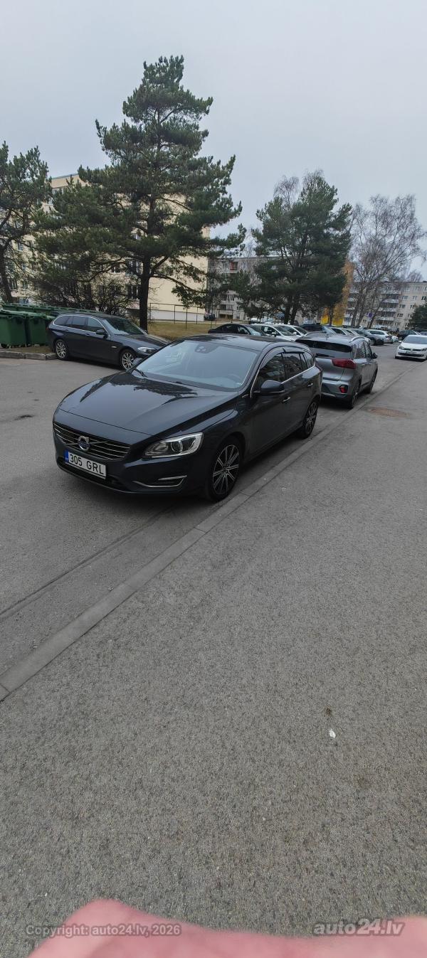 Pelēks Volvo V60 2015 Tallina, ar dzinēja tilpumu 2.40 L un nobraukumu 330 tūkst. km par 5600 €, foto 3 vietnē AUTOMOTO.COM.LV