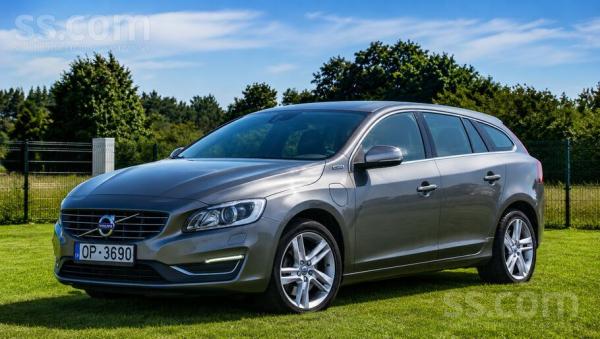 Pelēks Volvo V60 2015 Rīga, ar dzinēja tilpumu 2.40 L un nobraukumu 318 tūkst. km par 8500 €, foto 2 vietnē AUTOMOTO.COM.LV