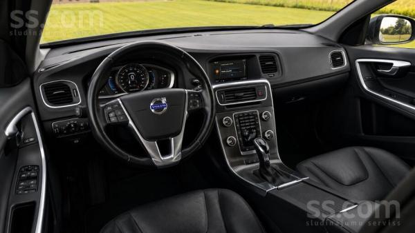 Pelēks Volvo V60 2015 Rīga, ar dzinēja tilpumu 2.40 L un nobraukumu 318 tūkst. km par 8500 €, foto 10 vietnē AUTOMOTO.COM.LV