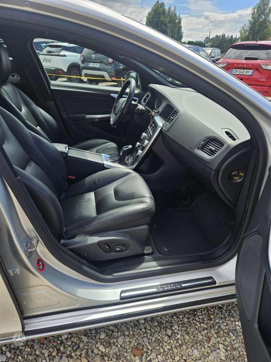 Grey Volvo V60 2015 in Taurage, with an engine capacity of 2.40 L and mileage of 310 thousand km for 6600 €, photo 11 on AUTOMOTO.COM.LV