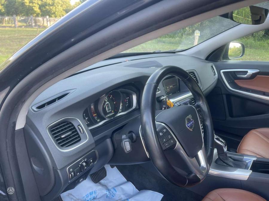 Grey Volvo V60 2015 in Kaunas, with an engine capacity of 1.97 L and mileage of 258 thousand km for 6250 €, photo 18 on AUTOMOTO.COM.LV