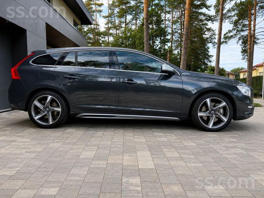 Grey Volvo V60 2015 in Riga, with an engine capacity of 2.40 L and mileage of 235 thousand km for 11575 €, photo 6 on AUTOMOTO.COM.LV