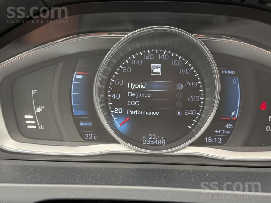 Grey Volvo V60 2015 in Riga, with an engine capacity of 2.40 L and mileage of 235 thousand km for 11575 €, photo 27 on AUTOMOTO.COM.LV