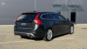 Grey Volvo V60 2015 in Vilnius, with an engine capacity of 2.40 L and mileage of 265 thousand km for 7990 €, photo 3 on AUTOMOTO.COM.LV