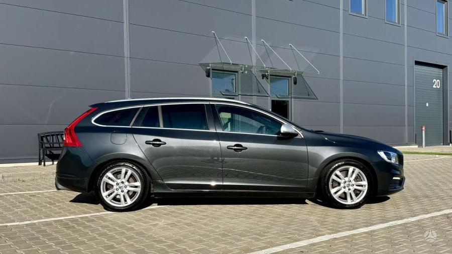 Grey Volvo V60 2015 in Vilnius, with an engine capacity of 2.40 L and mileage of 265 thousand km for 7990 €, photo 8 on AUTOMOTO.COM.LV