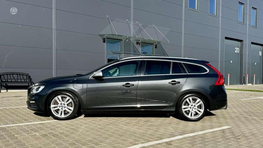 Grey Volvo V60 2015 in Vilnius, with an engine capacity of 2.40 L and mileage of 265 thousand km for 7990 €, photo 9 on AUTOMOTO.COM.LV