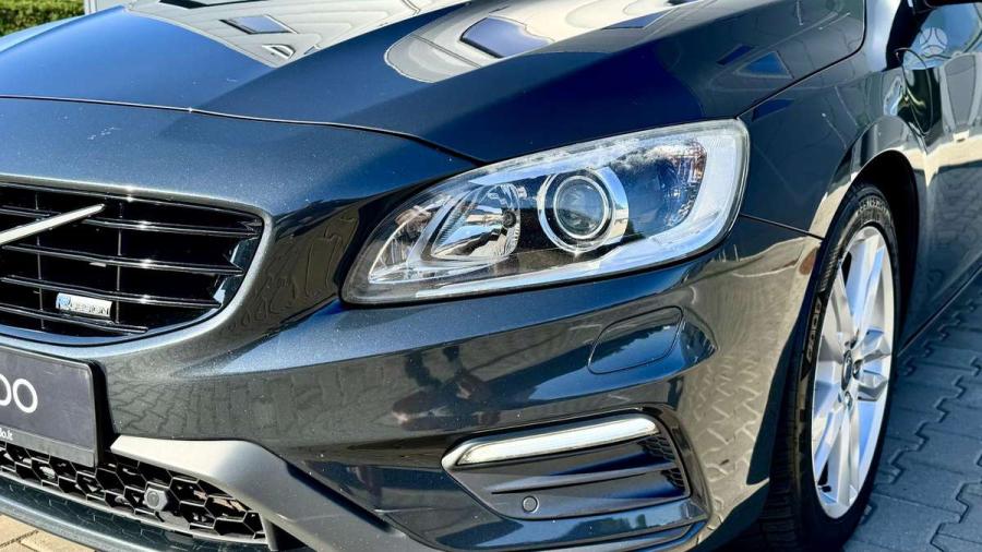 Grey Volvo V60 2015 in Vilnius, with an engine capacity of 2.40 L and mileage of 265 thousand km for 7990 €, photo 10 on AUTOMOTO.COM.LV