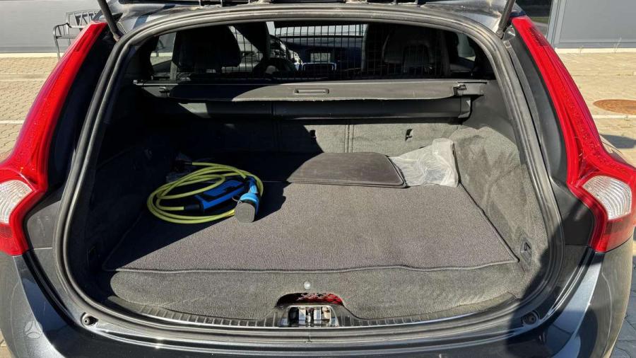 Grey Volvo V60 2015 in Vilnius, with an engine capacity of 2.40 L and mileage of 265 thousand km for 7990 €, photo 14 on AUTOMOTO.COM.LV