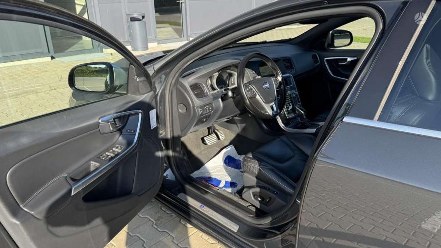 Grey Volvo V60 2015 in Vilnius, with an engine capacity of 2.40 L and mileage of 265 thousand km for 7990 €, photo 15 on AUTOMOTO.COM.LV