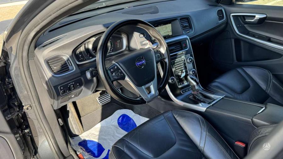 Grey Volvo V60 2015 in Vilnius, with an engine capacity of 2.40 L and mileage of 265 thousand km for 7990 €, photo 16 on AUTOMOTO.COM.LV