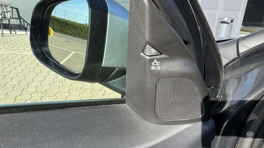 Grey Volvo V60 2015 in Vilnius, with an engine capacity of 2.40 L and mileage of 265 thousand km for 7990 €, photo 18 on AUTOMOTO.COM.LV