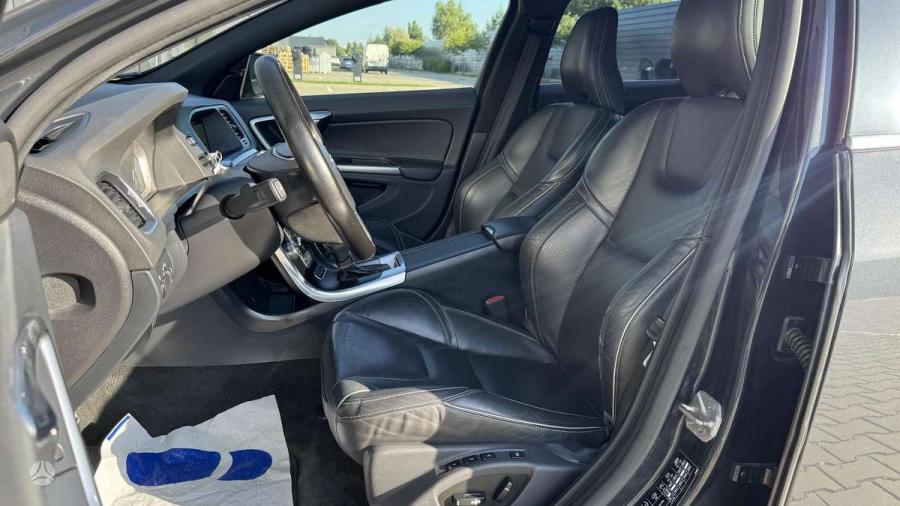 Grey Volvo V60 2015 in Vilnius, with an engine capacity of 2.40 L and mileage of 265 thousand km for 7990 €, photo 20 on AUTOMOTO.COM.LV