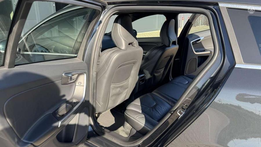 Grey Volvo V60 2015 in Vilnius, with an engine capacity of 2.40 L and mileage of 265 thousand km for 7990 €, photo 21 on AUTOMOTO.COM.LV