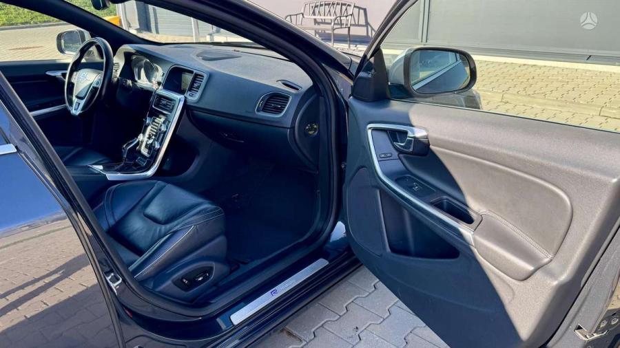 Grey Volvo V60 2015 in Vilnius, with an engine capacity of 2.40 L and mileage of 265 thousand km for 7990 €, photo 23 on AUTOMOTO.COM.LV