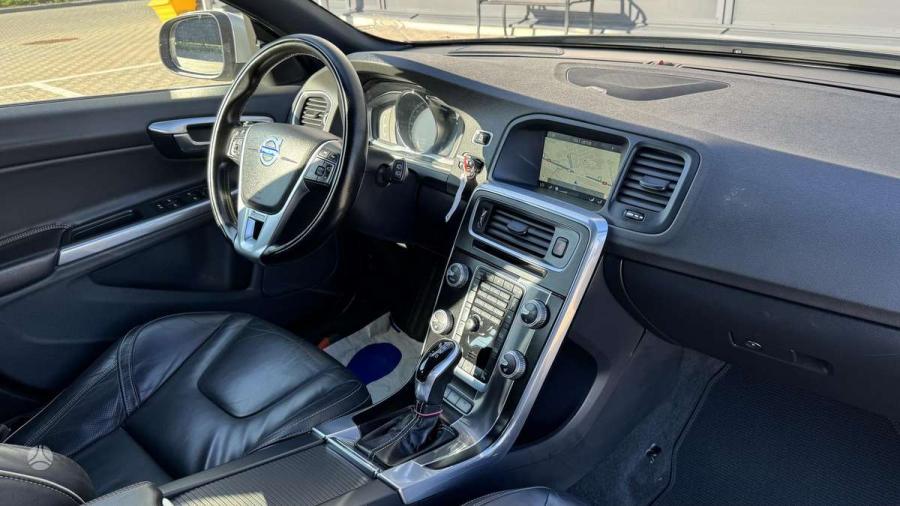 Grey Volvo V60 2015 in Vilnius, with an engine capacity of 2.40 L and mileage of 265 thousand km for 7990 €, photo 24 on AUTOMOTO.COM.LV