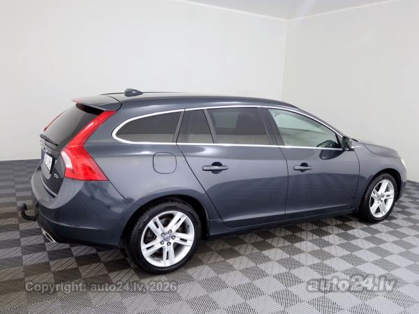 Pelēks Volvo V60 2015 Tallina, ar dzinēja tilpumu 2.40 L un nobraukumu 332 tūkst. km par 5499 €, foto 3 vietnē AUTOMOTO.COM.LV