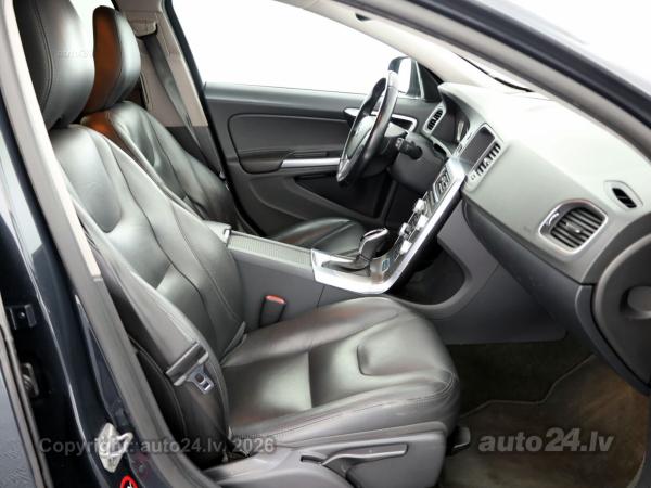 Pelēks Volvo V60 2015 Tallina, ar dzinēja tilpumu 2.40 L un nobraukumu 332 tūkst. km par 5499 €, foto 6 vietnē AUTOMOTO.COM.LV