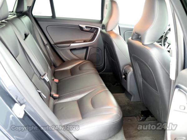 Pelēks Volvo V60 2015 Tallina, ar dzinēja tilpumu 2.40 L un nobraukumu 332 tūkst. km par 5499 €, foto 7 vietnē AUTOMOTO.COM.LV