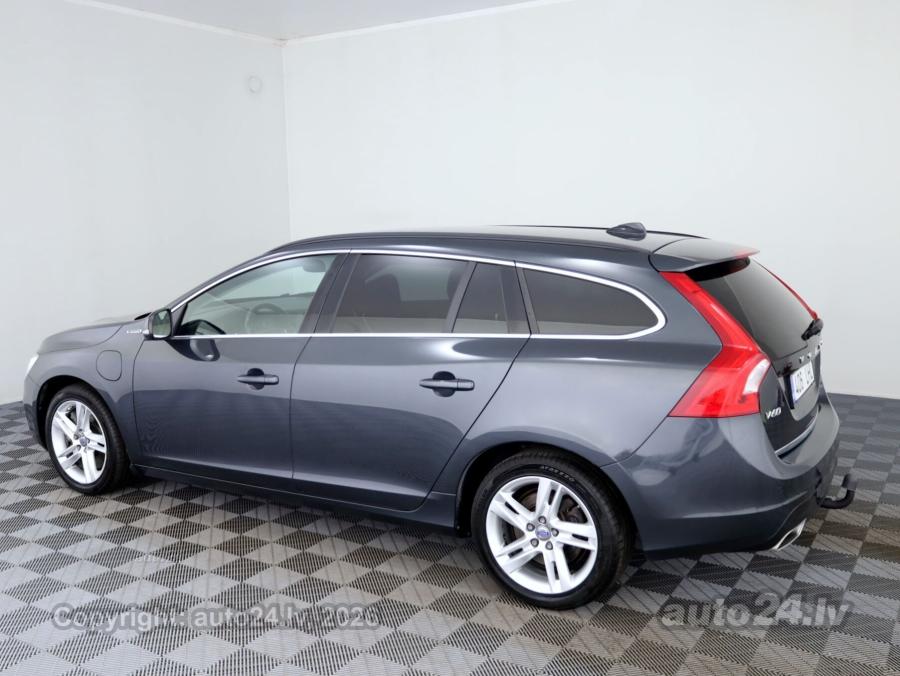 Pelēks Volvo V60 2015 Tallina, ar dzinēja tilpumu 2.40 L un nobraukumu 332 tūkst. km par 5499 €, foto 5 vietnē AUTOMOTO.COM.LV