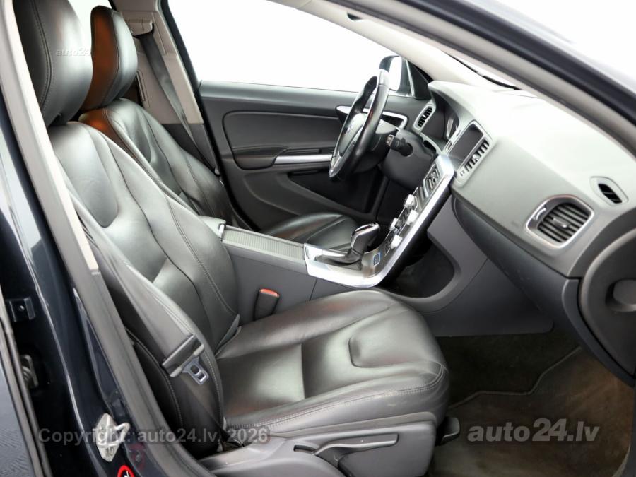 Pelēks Volvo V60 2015 Tallina, ar dzinēja tilpumu 2.40 L un nobraukumu 332 tūkst. km par 5499 €, foto 7 vietnē AUTOMOTO.COM.LV