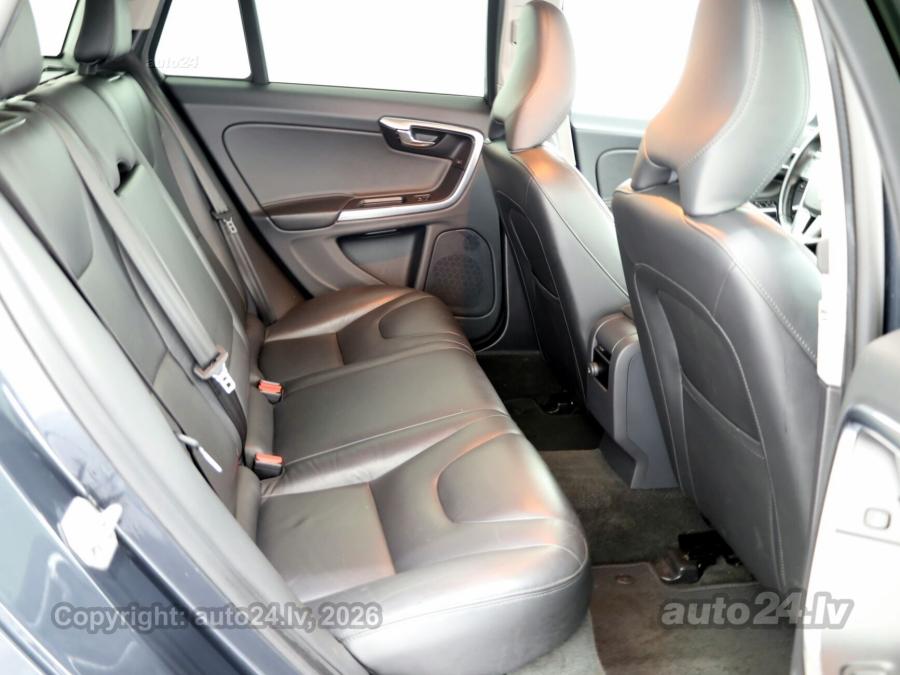 Pelēks Volvo V60 2015 Tallina, ar dzinēja tilpumu 2.40 L un nobraukumu 332 tūkst. km par 5499 €, foto 8 vietnē AUTOMOTO.COM.LV