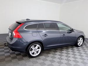 Pelēks Volvo V60 2015 Tallina, ar dzinēja tilpumu 2.40 L un nobraukumu 332 tūkst. km par 5499 €, foto 4 vietnē AUTOMOTO.COM.LV