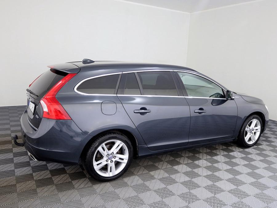 Pelēks Volvo V60 2015 Tallina, ar dzinēja tilpumu 2.40 L un nobraukumu 332 tūkst. km par 5499 €, foto 4 vietnē AUTOMOTO.COM.LV