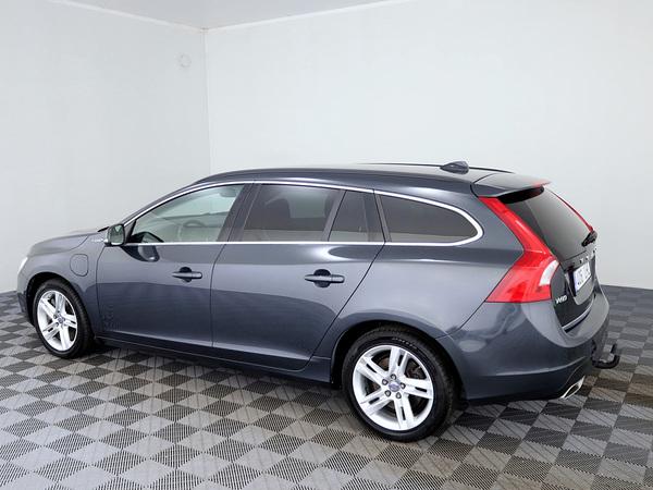 Grey Volvo V60 2015 in Tallinn, with an engine capacity of 2.40 L and mileage of 332 thousand km for 5499 €, photo 4 on AUTOMOTO.COM.LV