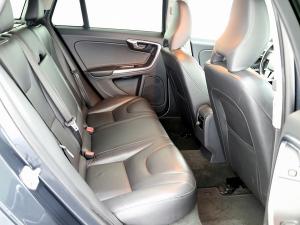Pelēks Volvo V60 2015 Tallina, ar dzinēja tilpumu 2.40 L un nobraukumu 332 tūkst. km par 5499 €, foto 8 vietnē AUTOMOTO.COM.LV
