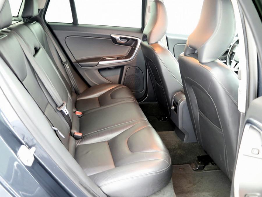 Pelēks Volvo V60 2015 Tallina, ar dzinēja tilpumu 2.40 L un nobraukumu 332 tūkst. km par 5499 €, foto 8 vietnē AUTOMOTO.COM.LV