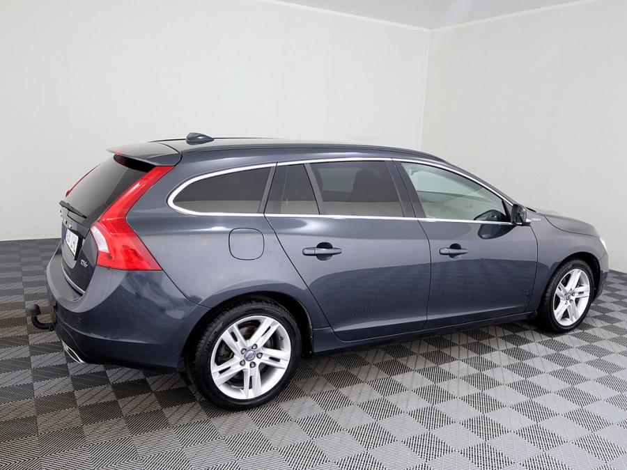 Pelēks Volvo V60 2015 Tallina, ar dzinēja tilpumu 2.40 L un nobraukumu 332 tūkst. km par 5499 €, foto 12 vietnē AUTOMOTO.COM.LV