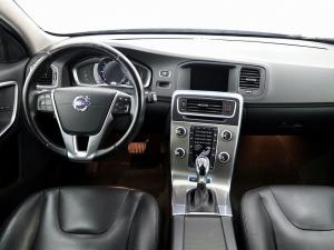 Pelēks Volvo V60 2015 Tallina, ar dzinēja tilpumu 2.40 L un nobraukumu 332 tūkst. km par 5499 €, foto 14 vietnē AUTOMOTO.COM.LV