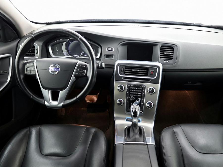 Pelēks Volvo V60 2015 Tallina, ar dzinēja tilpumu 2.40 L un nobraukumu 332 tūkst. km par 5499 €, foto 14 vietnē AUTOMOTO.COM.LV