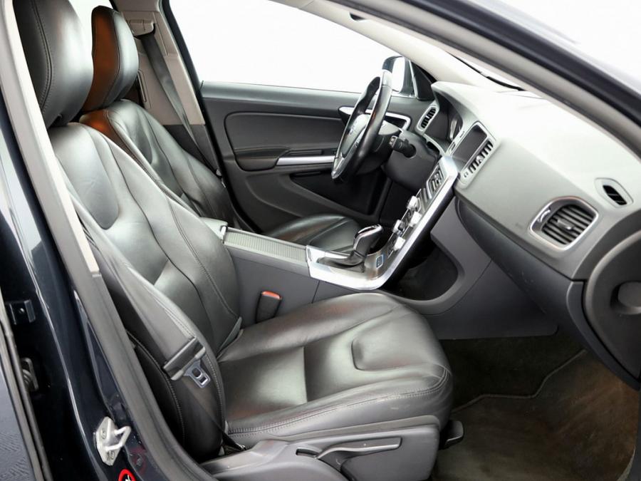 Pelēks Volvo V60 2015 Tallina, ar dzinēja tilpumu 2.40 L un nobraukumu 332 tūkst. km par 5499 €, foto 15 vietnē AUTOMOTO.COM.LV