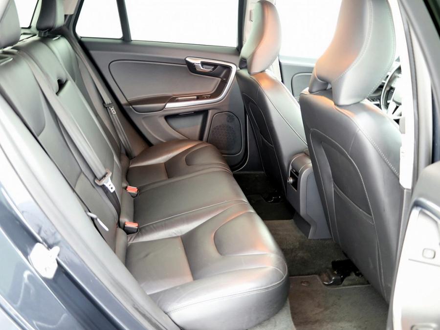 Pelēks Volvo V60 2015 Tallina, ar dzinēja tilpumu 2.40 L un nobraukumu 332 tūkst. km par 5499 €, foto 16 vietnē AUTOMOTO.COM.LV