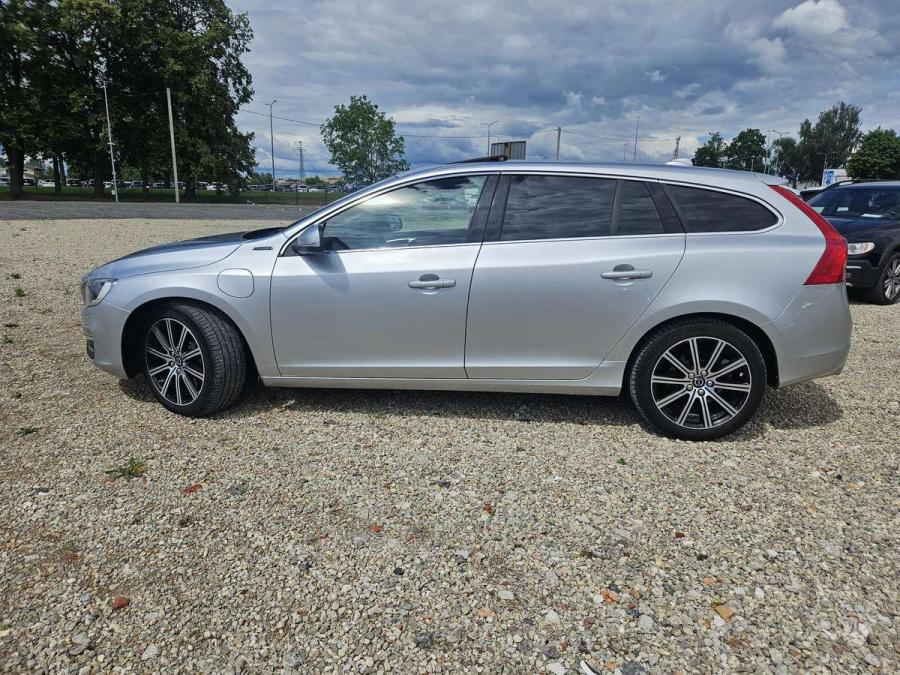 Grey Volvo V60 2015 in Taurage, with an engine capacity of 2.40 L and mileage of 300 thousand km for 6350 €, photo 3 on AUTOMOTO.COM.LV