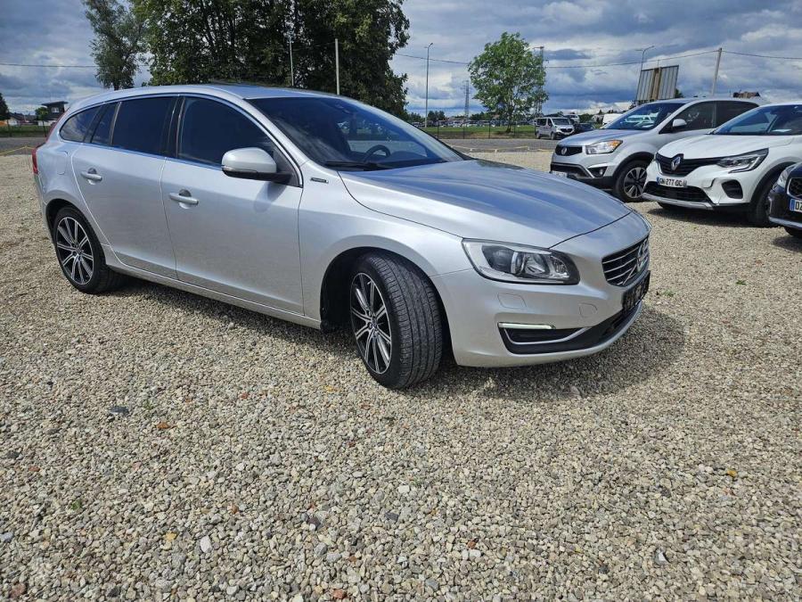 Grey Volvo V60 2015 in Taurage, with an engine capacity of 2.40 L and mileage of 300 thousand km for 6350 €, photo 5 on AUTOMOTO.COM.LV
