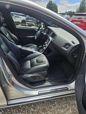 Grey Volvo V60 2015 in Taurage, with an engine capacity of 2.40 L and mileage of 300 thousand km for 6350 €, photo 10 on AUTOMOTO.COM.LV
