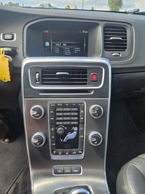 Grey Volvo V60 2015 in Taurage, with an engine capacity of 2.40 L and mileage of 300 thousand km for 6350 €, photo 12 on AUTOMOTO.COM.LV