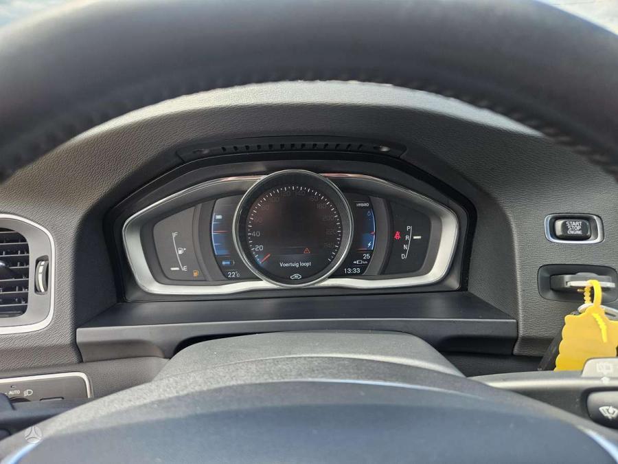 Grey Volvo V60 2015 in Taurage, with an engine capacity of 2.40 L and mileage of 300 thousand km for 6350 €, photo 13 on AUTOMOTO.COM.LV