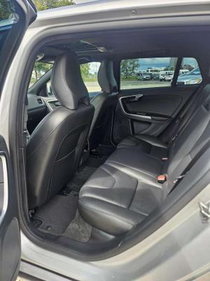 Grey Volvo V60 2015 in Taurage, with an engine capacity of 2.40 L and mileage of 300 thousand km for 6350 €, photo 15 on AUTOMOTO.COM.LV