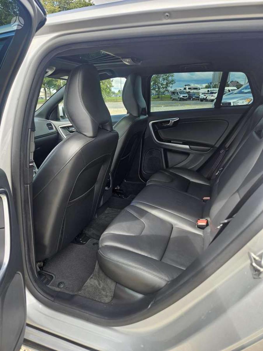Grey Volvo V60 2015 in Taurage, with an engine capacity of 2.40 L and mileage of 300 thousand km for 6350 €, photo 15 on AUTOMOTO.COM.LV