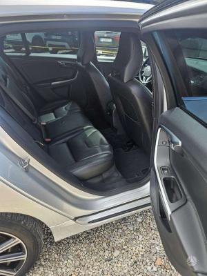 Grey Volvo V60 2015 in Taurage, with an engine capacity of 2.40 L and mileage of 300 thousand km for 6350 €, photo 16 on AUTOMOTO.COM.LV