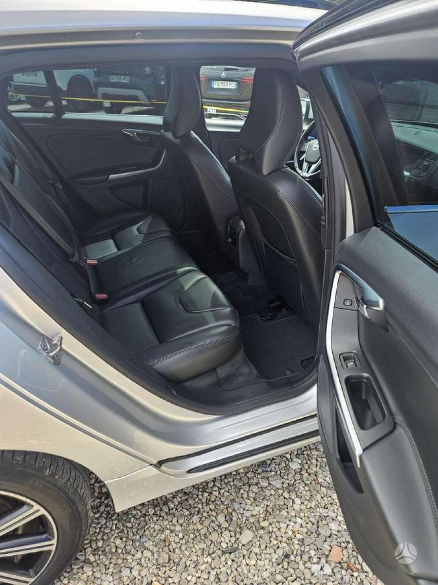 Grey Volvo V60 2015 in Taurage, with an engine capacity of 2.40 L and mileage of 300 thousand km for 6350 €, photo 16 on AUTOMOTO.COM.LV