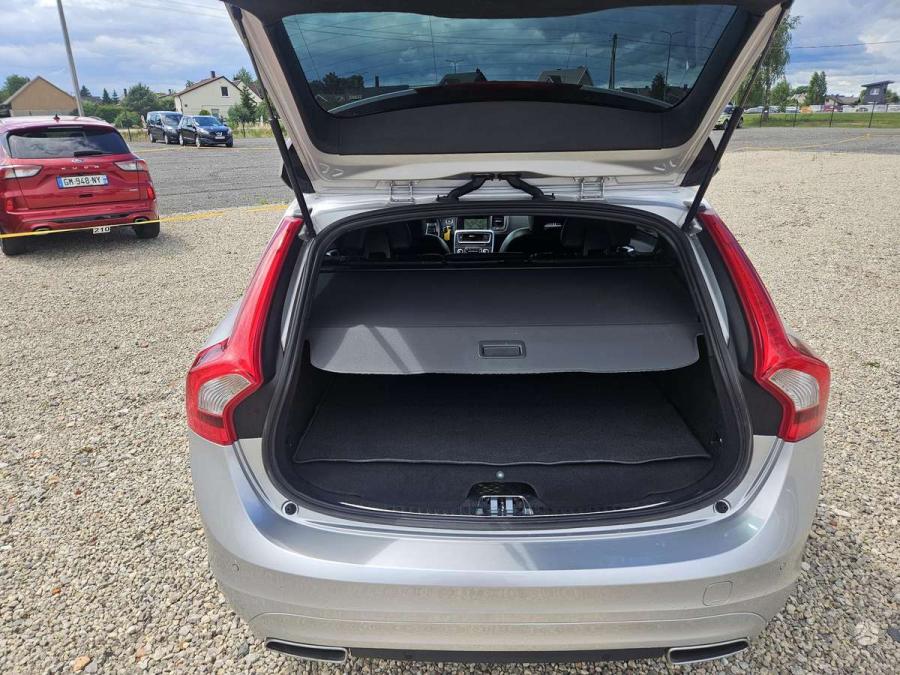 Grey Volvo V60 2015 in Taurage, with an engine capacity of 2.40 L and mileage of 300 thousand km for 6350 €, photo 17 on AUTOMOTO.COM.LV