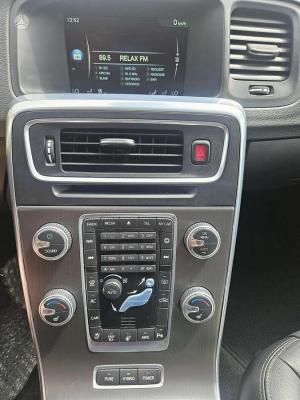 Grey Volvo V60 2015 in Taurage, with an engine capacity of 2.40 L and mileage of 300 thousand km for 6350 €, photo 18 on AUTOMOTO.COM.LV