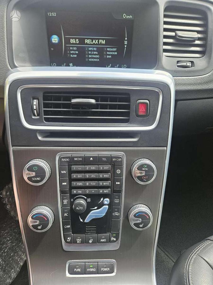 Grey Volvo V60 2015 in Taurage, with an engine capacity of 2.40 L and mileage of 300 thousand km for 6350 €, photo 18 on AUTOMOTO.COM.LV