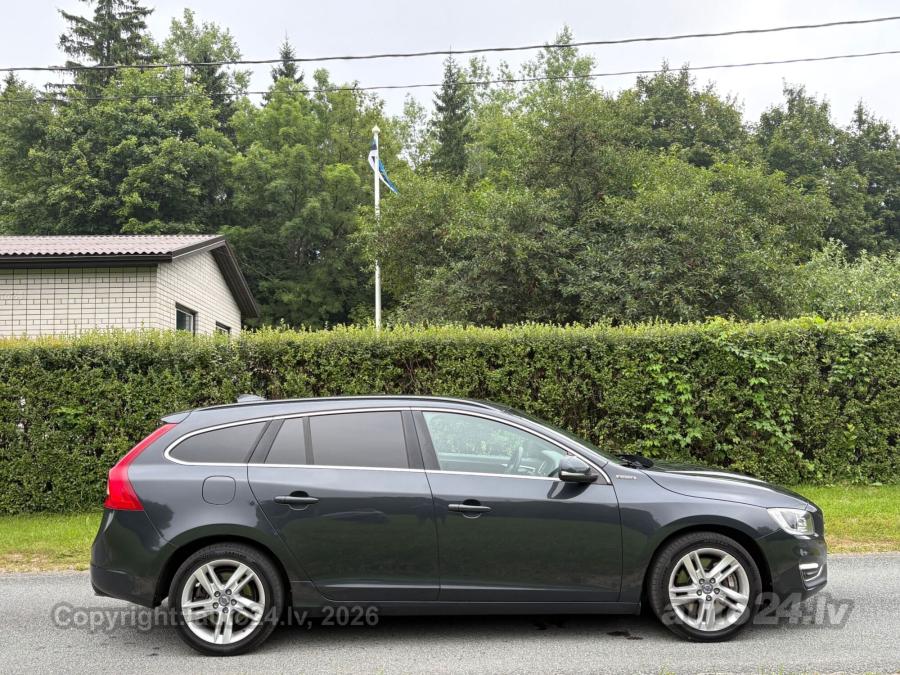 Pelēks Volvo V60 2015 Rapla, ar dzinēja tilpumu 2.40 L un nobraukumu 335 tūkst. km par 6999 €, foto 3 vietnē AUTOMOTO.COM.LV