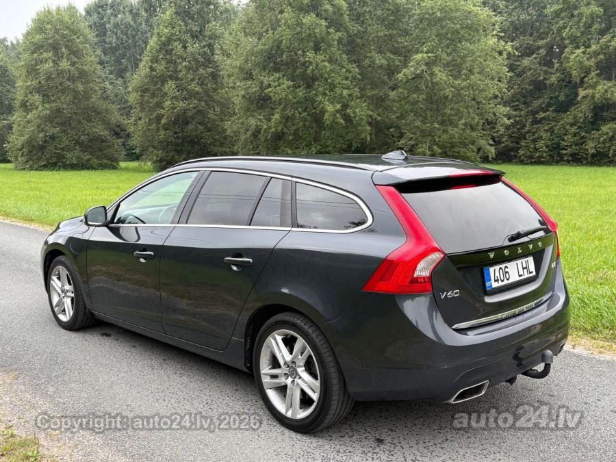 Pelēks Volvo V60 2015 Rapla, ar dzinēja tilpumu 2.40 L un nobraukumu 335 tūkst. km par 6999 €, foto 7 vietnē AUTOMOTO.COM.LV