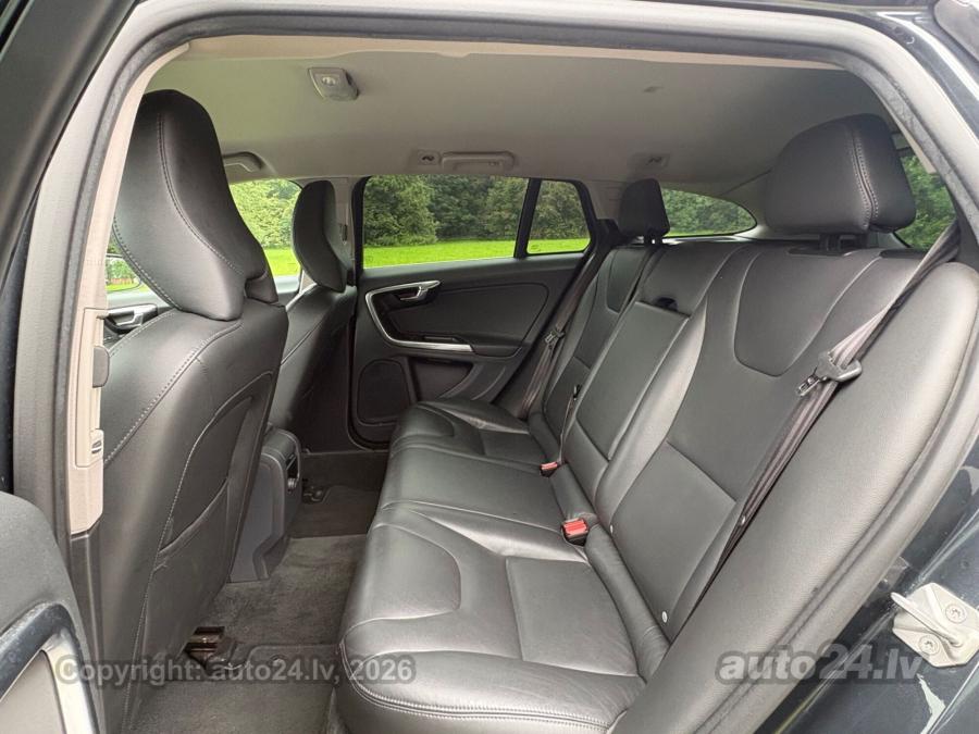 Pelēks Volvo V60 2015 Rapla, ar dzinēja tilpumu 2.40 L un nobraukumu 335 tūkst. km par 6999 €, foto 12 vietnē AUTOMOTO.COM.LV